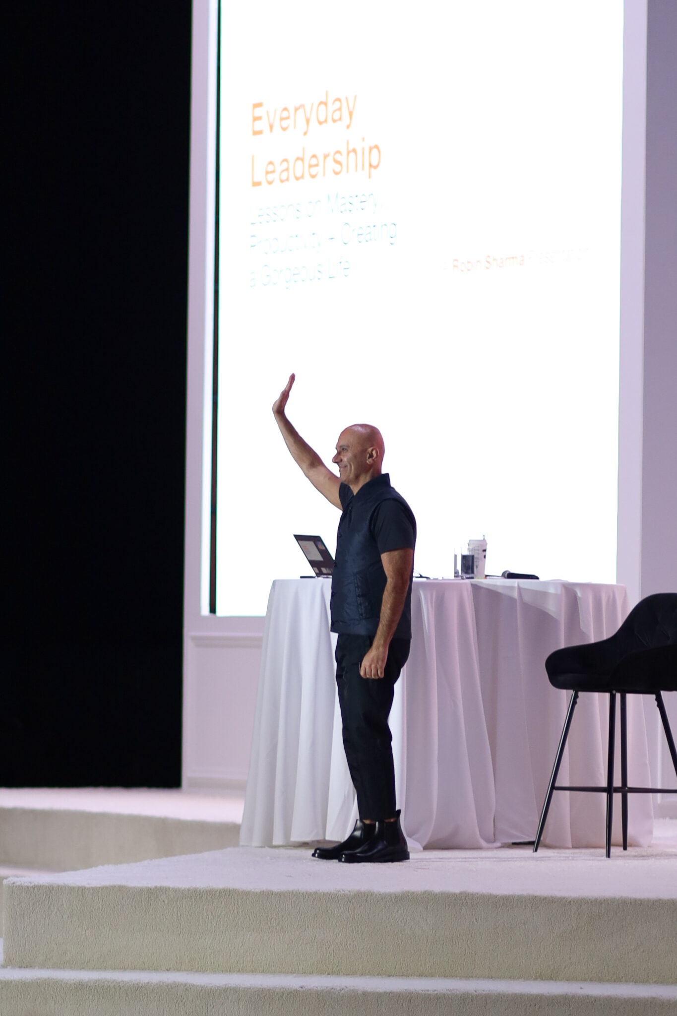 Robin Sharma:Οι διάσημες Ελληνίδες που έδωσαν το παρών στην ομιλία του ...